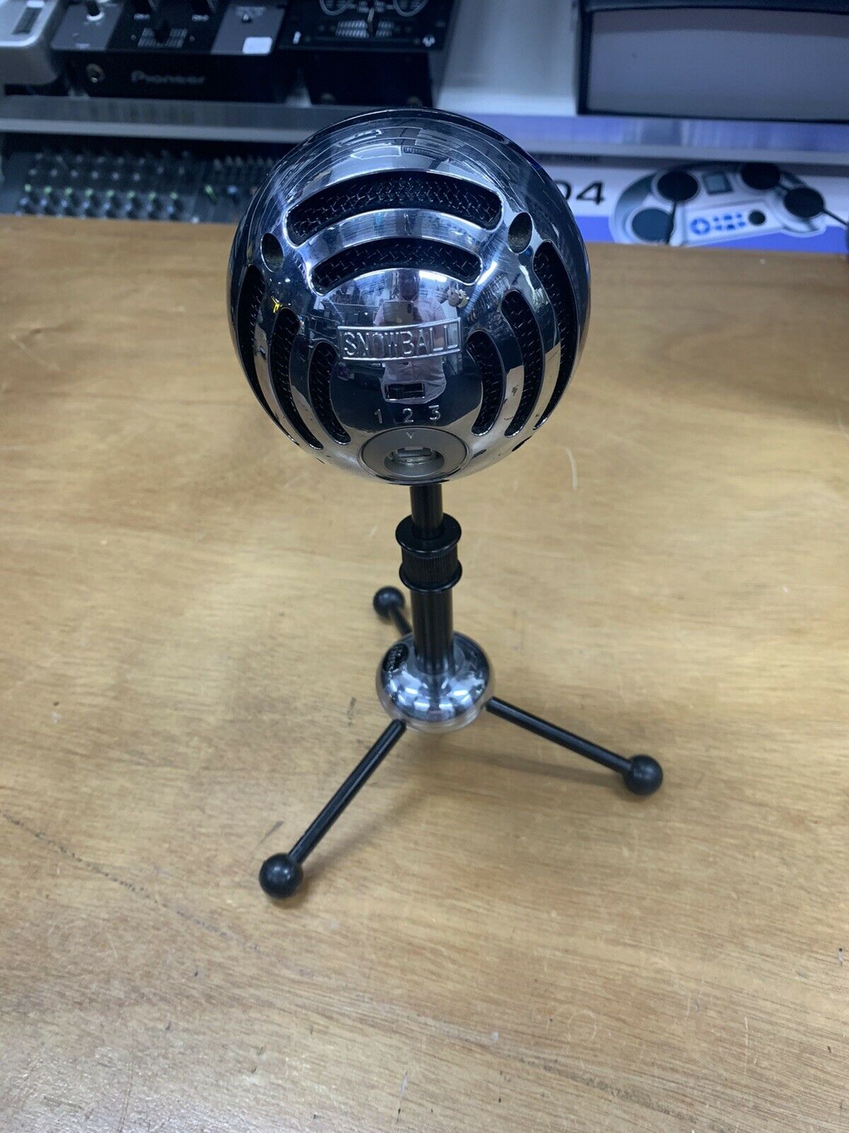 Blue Microphones Snowball USB Microphone, Aluminium Silver Mic stand
